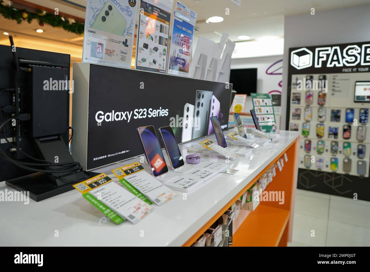 People shop samsung electronics store hi-res stock photography and ...