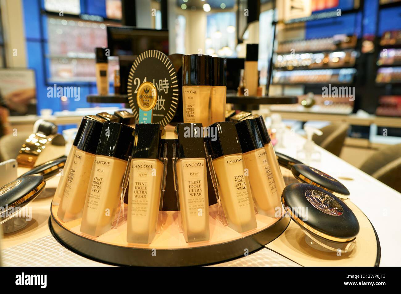 Hong kong cosmetics shop people hi-res stock photography and images - Alamy