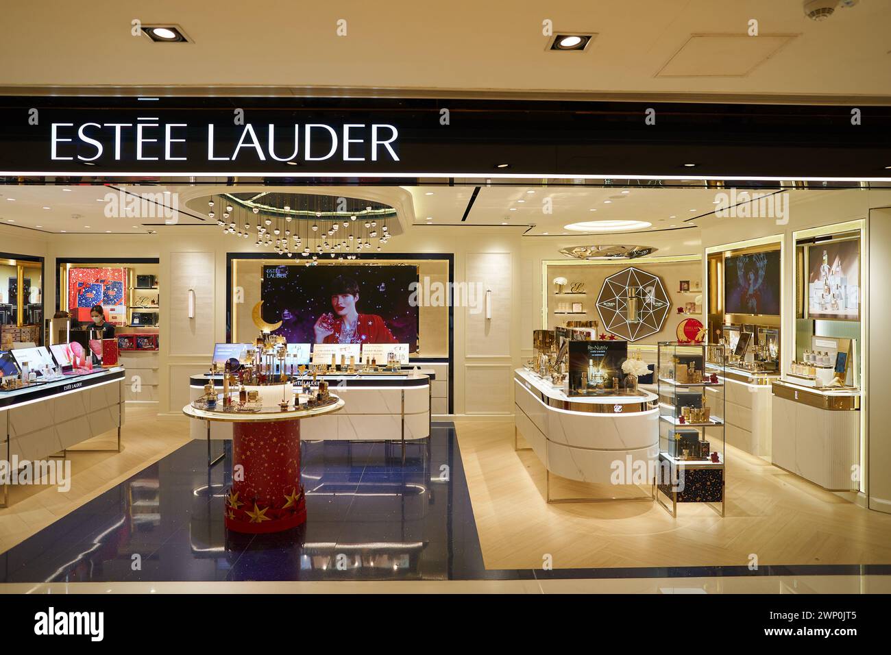 Estee lauder store hi-res stock photography and images - Alamy