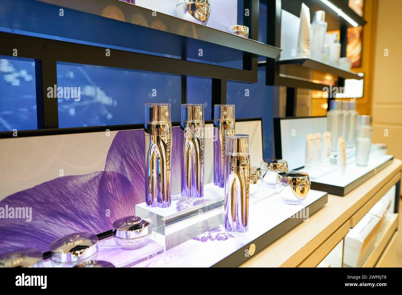 Hong kong cosmetics shop people hi-res stock photography and images - Alamy