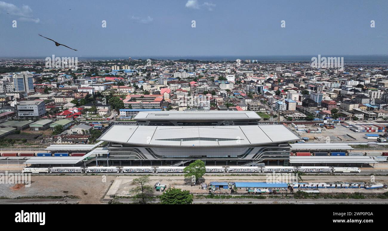 (240305) -- LAGOS, March 5, 2024 (Xinhua) -- An aerial drone photo ...