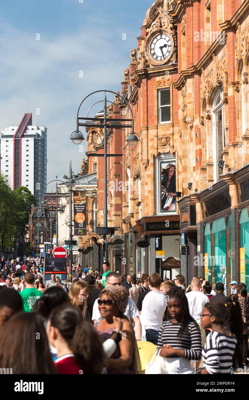 Leeds street scene hi-res stock photography and images - Alamy