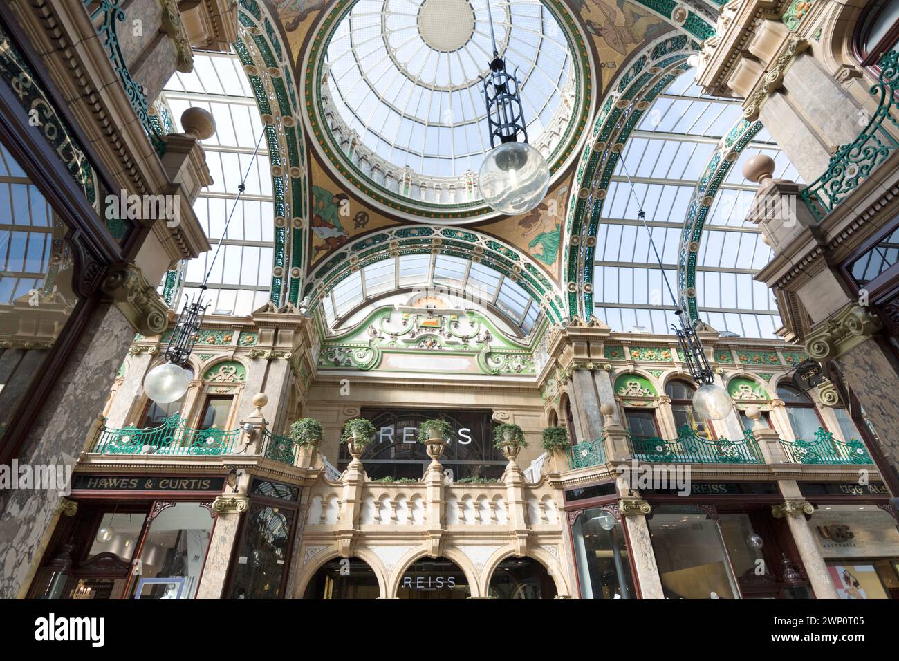 UK, Leeds, roof detail inside the Victoria Quarter arcade Stock Photo ...