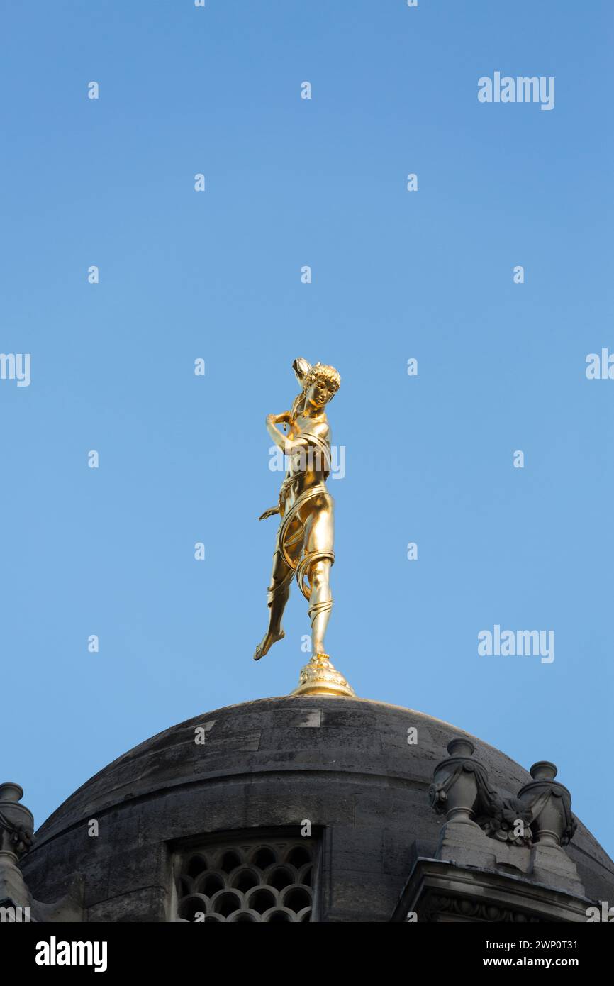 Gold statue hi-res stock photography and images - Alamy