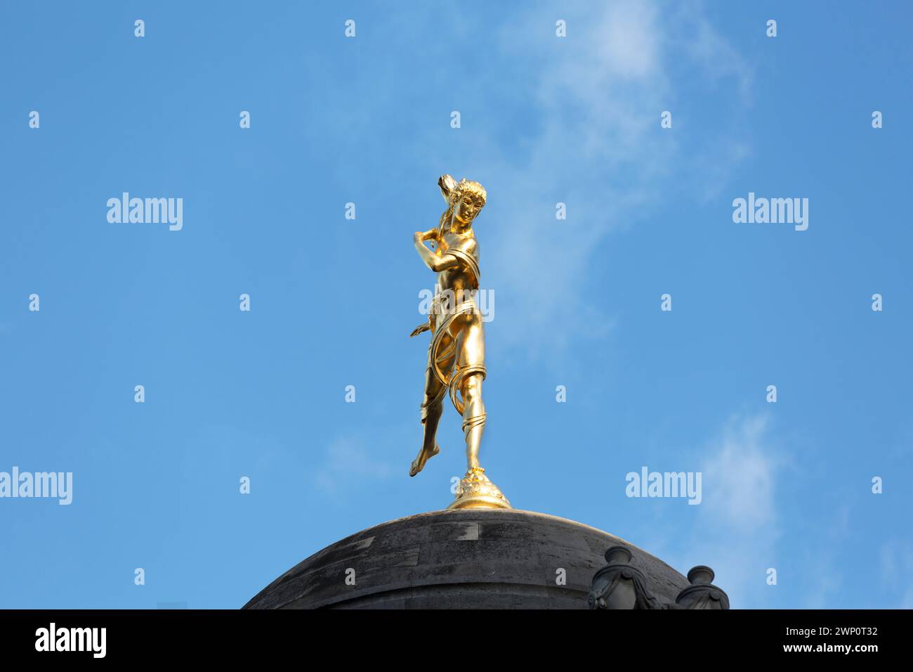 Gold statue hi-res stock photography and images - Alamy