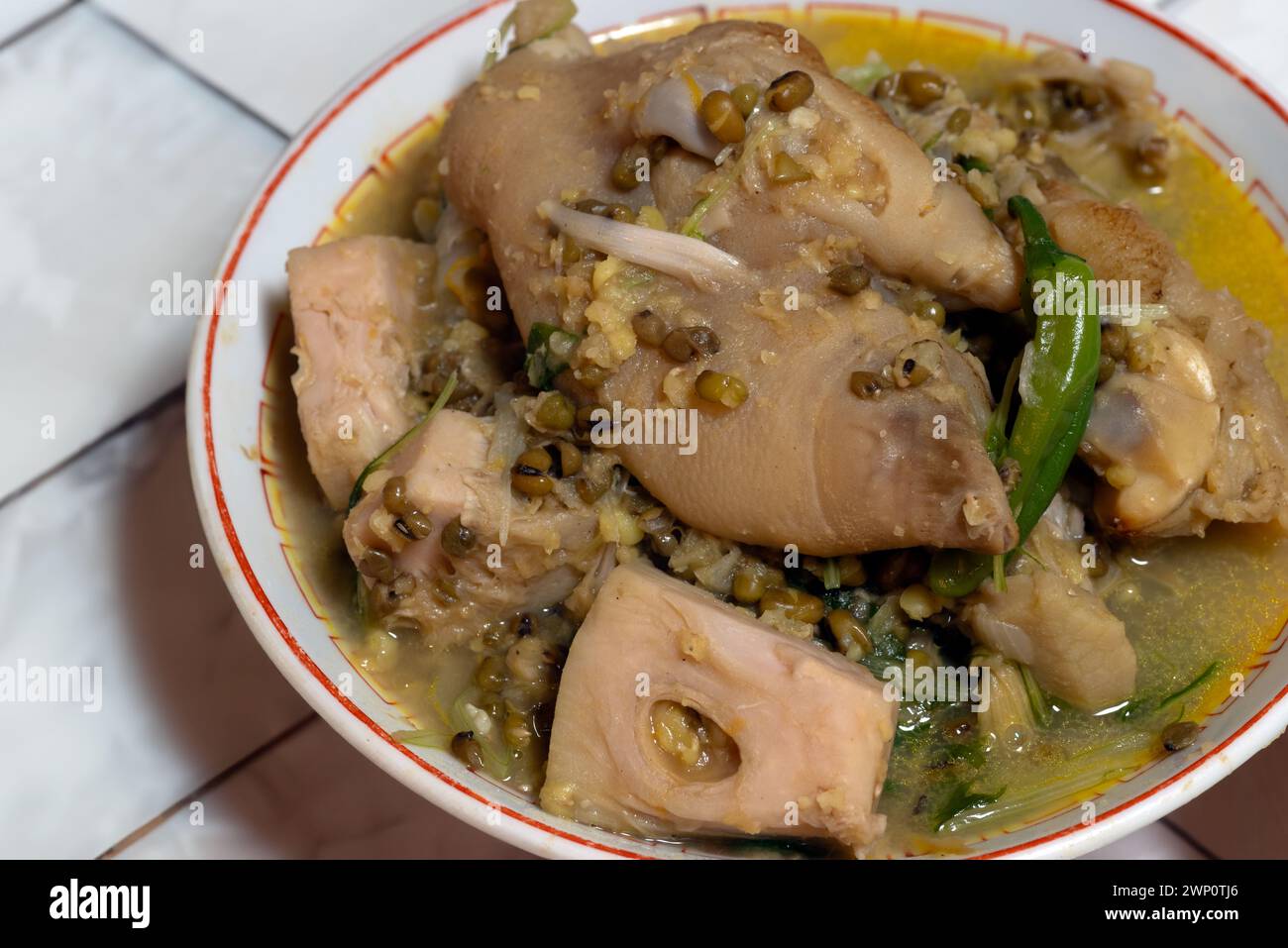 Paa ng baboy sa monggo hi-res stock photography and images - Alamy