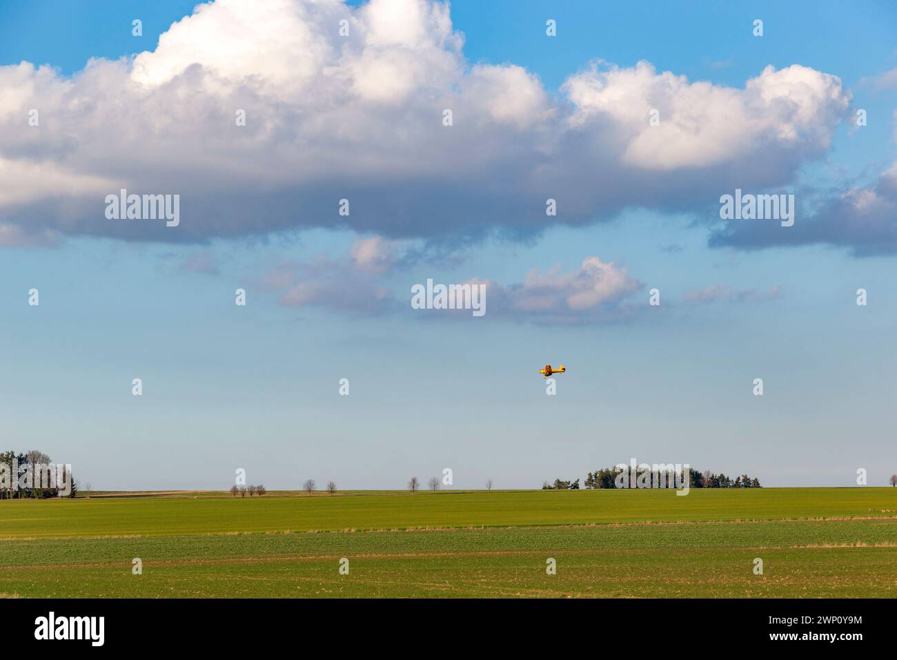 Crop spray airplane aircraft plane hi-res stock photography and images ...