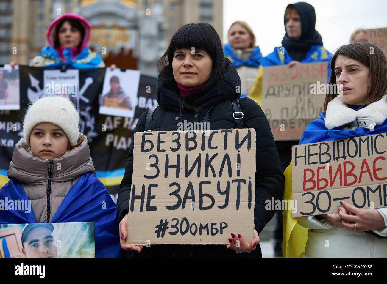 Ukrainian women, relatives of the missing soldiers of the 30th brigade ...