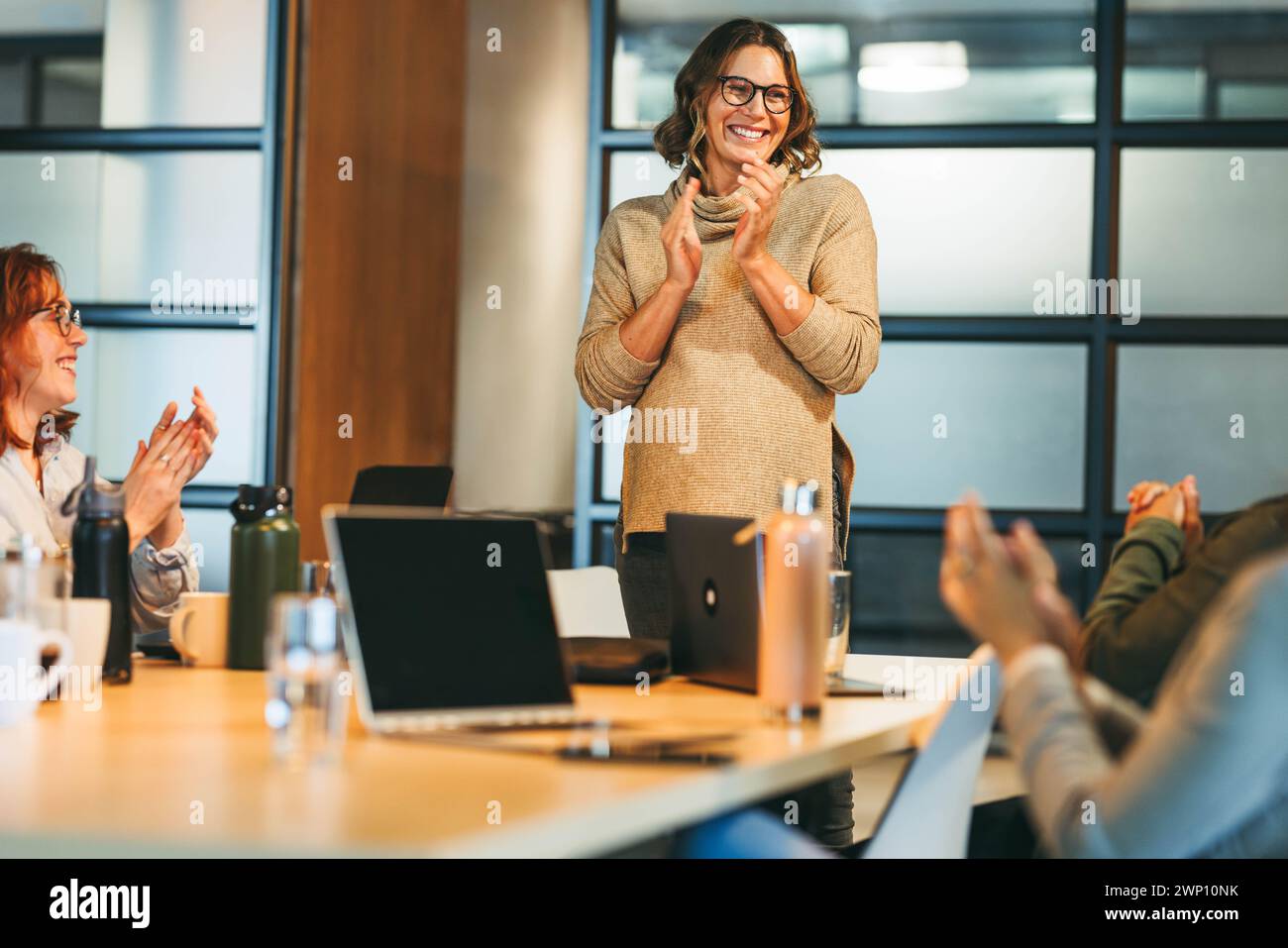 Teamwork team work leadership hi-res stock photography and images - Alamy