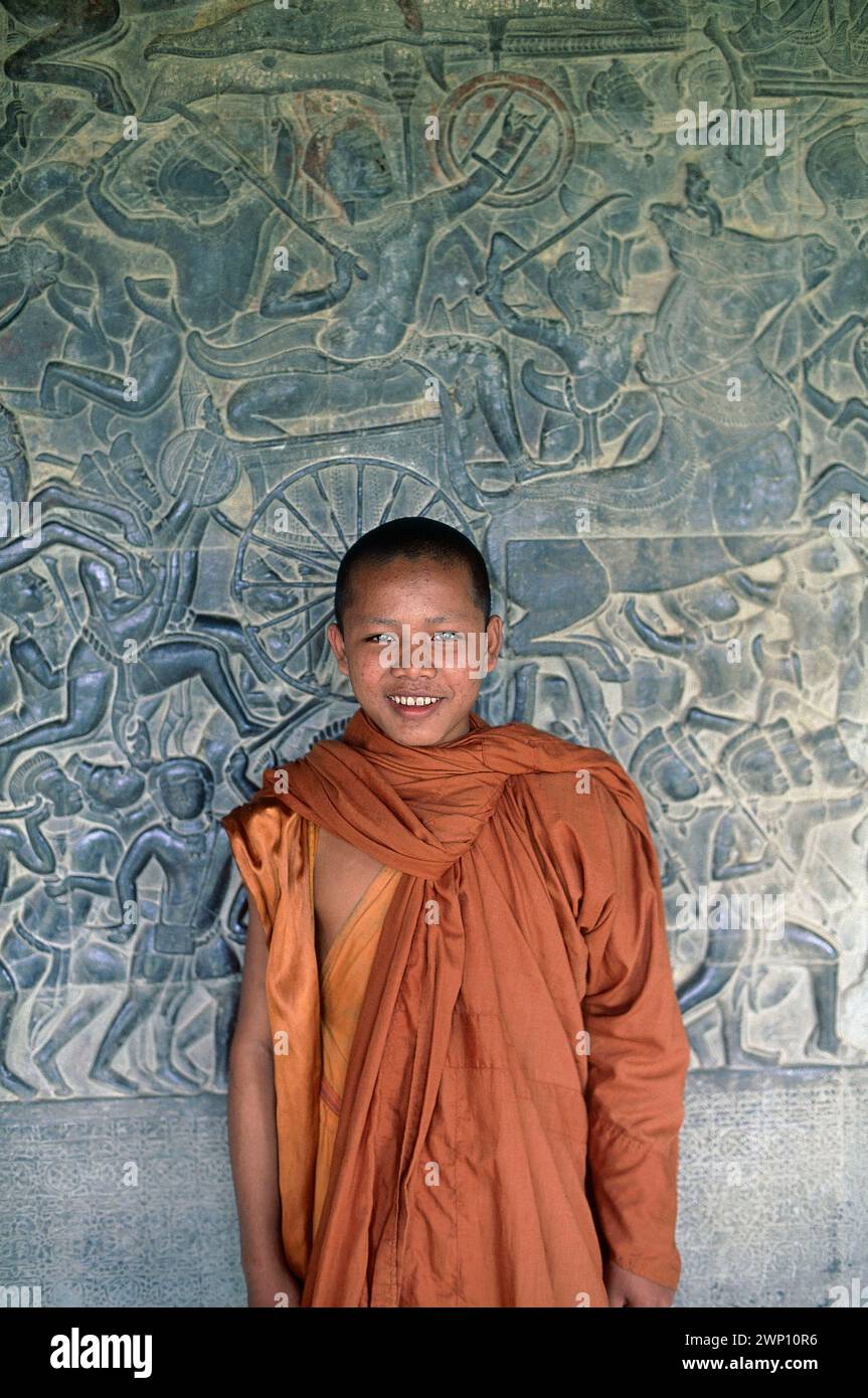 Buddhist monk bas relief angkor wat hi-res stock photography and images ...