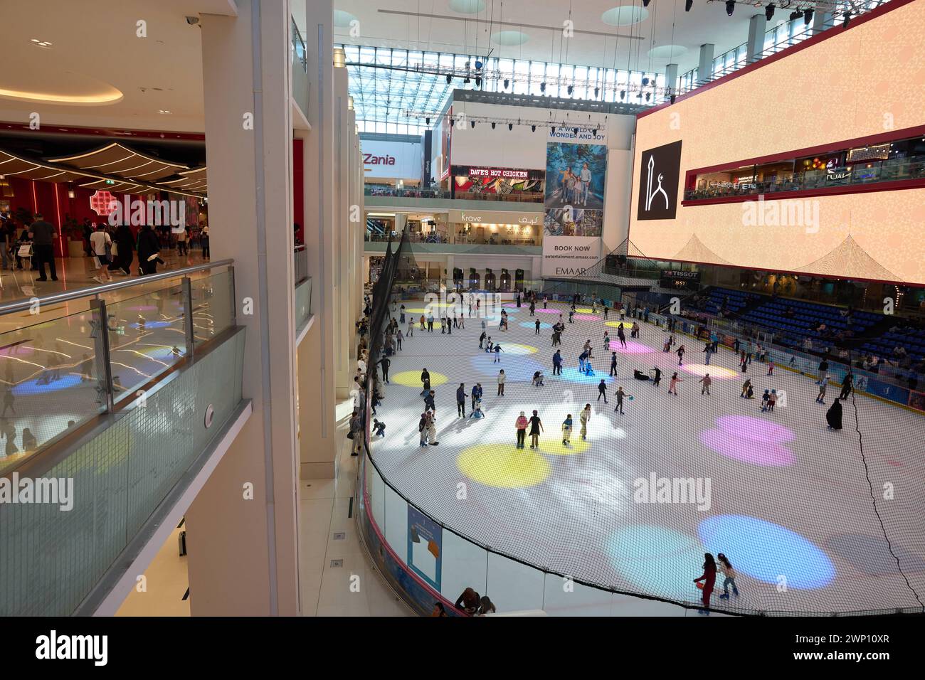 Eislaufbahn im Einkaufszentrum Dubai Mall. Die größte Mall der Welt ...