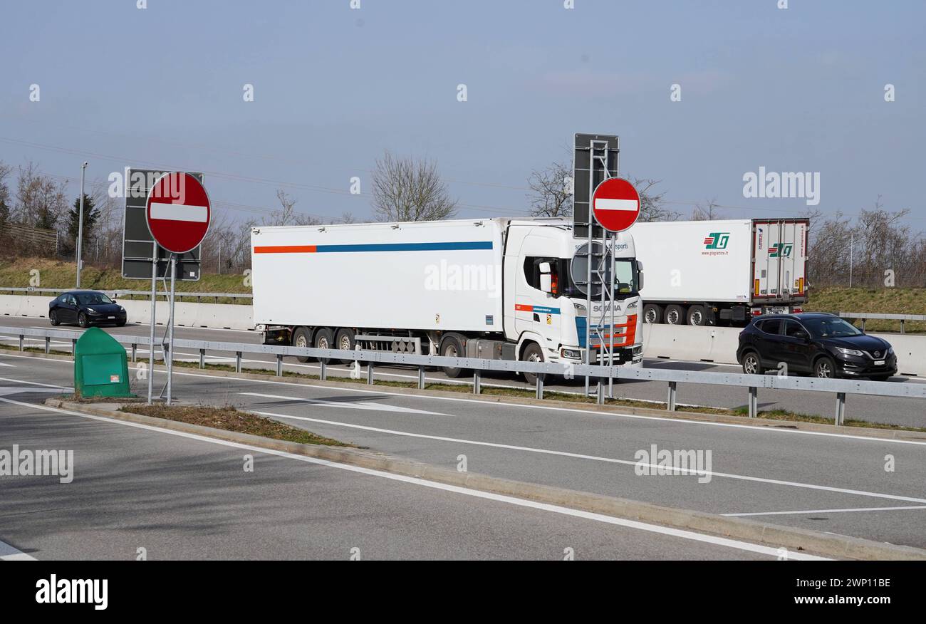 Anton Geisser 04.03.2024 Schweiz. Lastwagenverkehr Autobahn A1 *** Anton Geisser 04 03 2024 ...