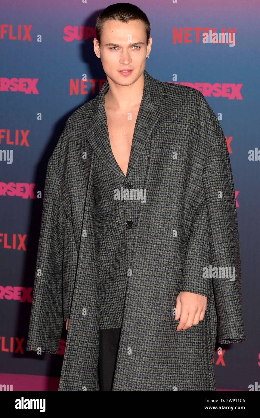 Saul Nanni bei der Premiere des Netflix-Miniserie Supersex im Salone ...