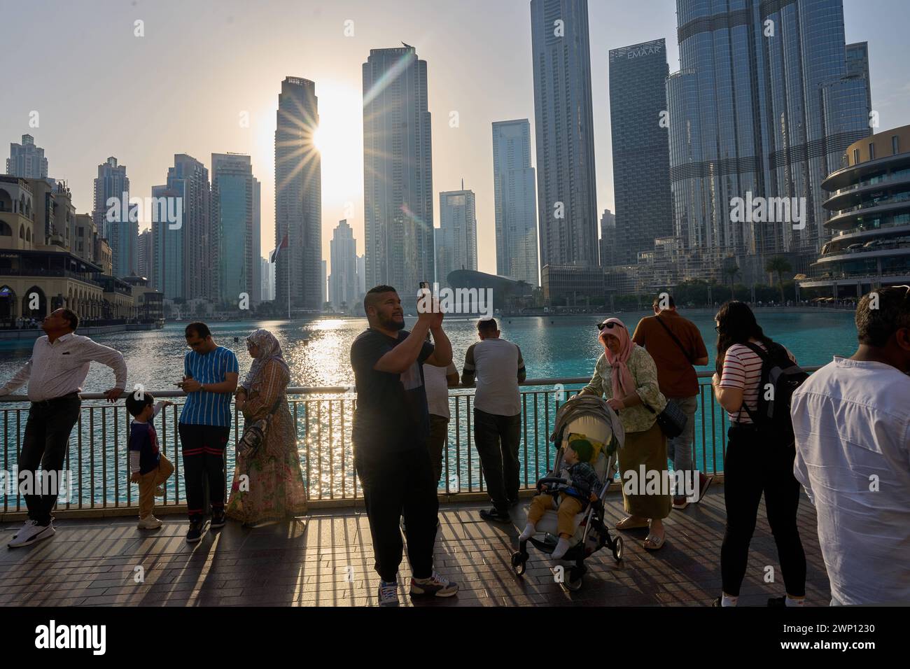 Touristen vor der Wolkenkratzerkulisse am Lake Burj Khalifa. Dubai ...