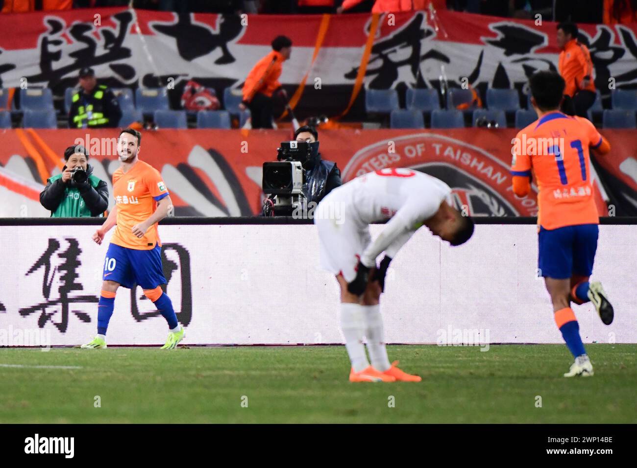 Shandong Taishan Football Club defeated Changchun Yatai Football Club ...