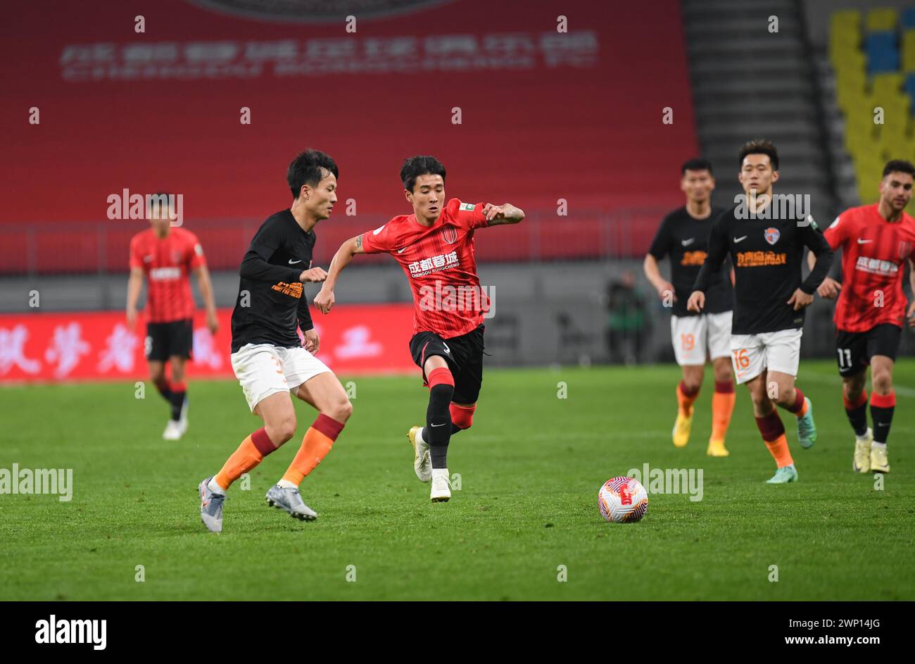 Chengdu Rongcheng Football Club defeated Qingdao Hainiu Football Club ...