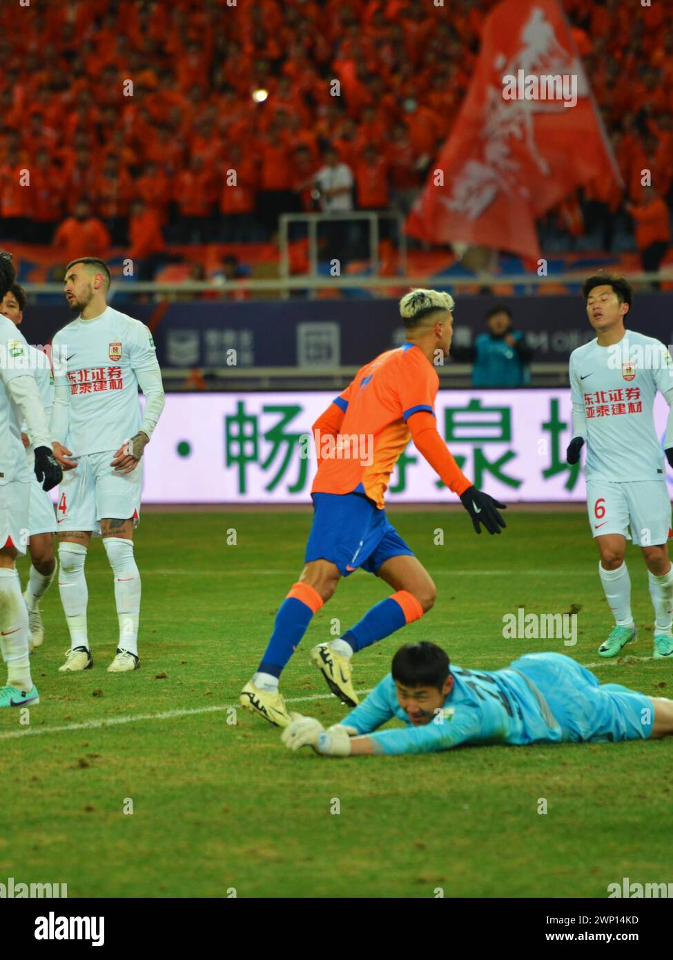 Shandong Taishan Football Club defeated Changchun Yatai Football Club ...