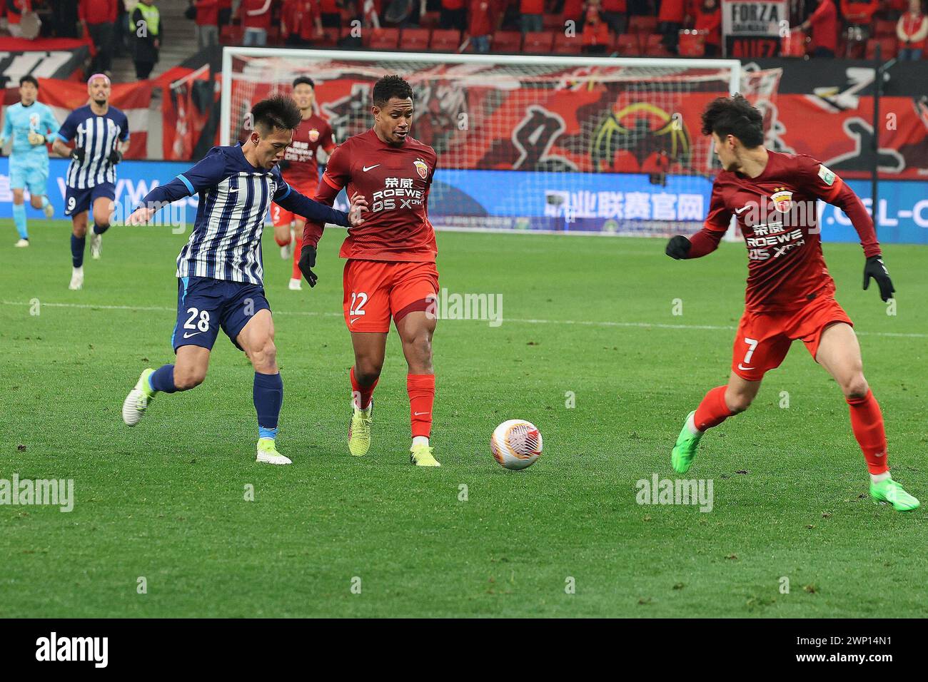 Shanghai Port Football Club defeated Wuhan Three Towns Football Club ...