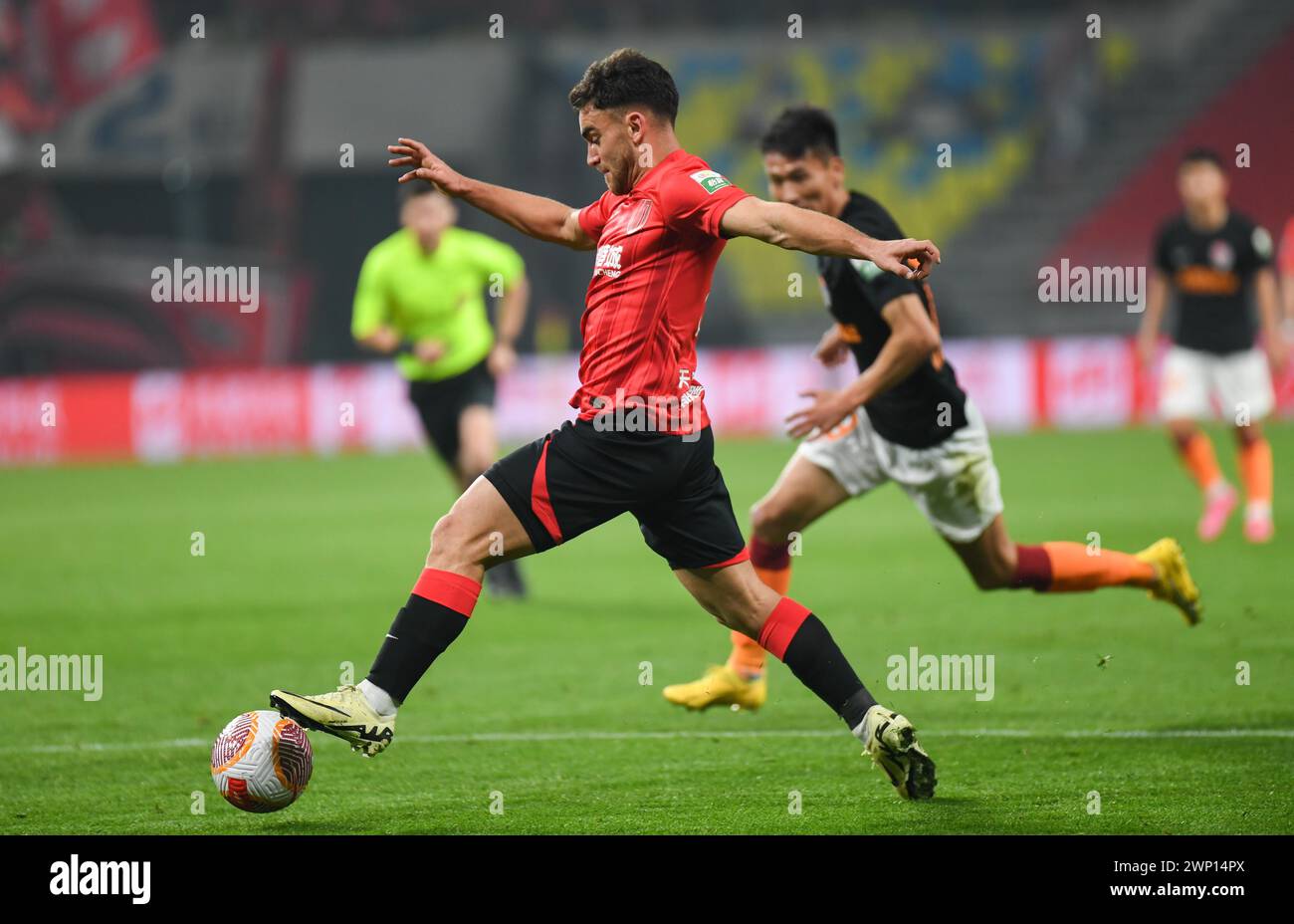 Chengdu Rongcheng Football Club defeated Qingdao Hainiu Football Club ...