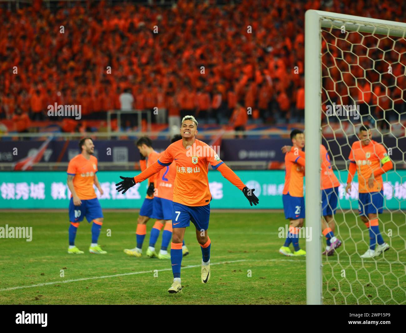 Shandong Taishan Football Club defeated Changchun Yatai Football Club ...