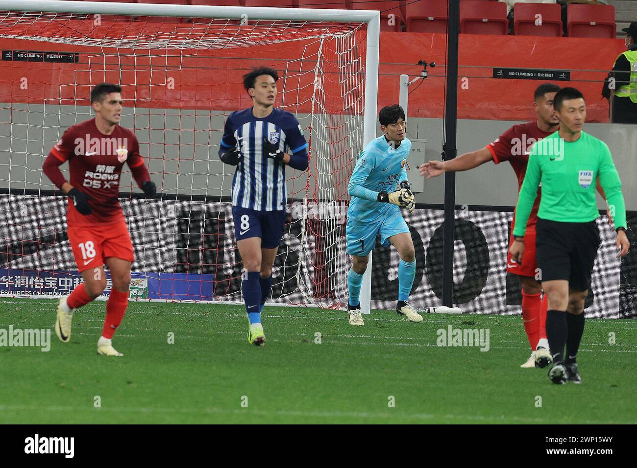 Shanghai Port Football Club defeated Wuhan Three Towns Football Club ...