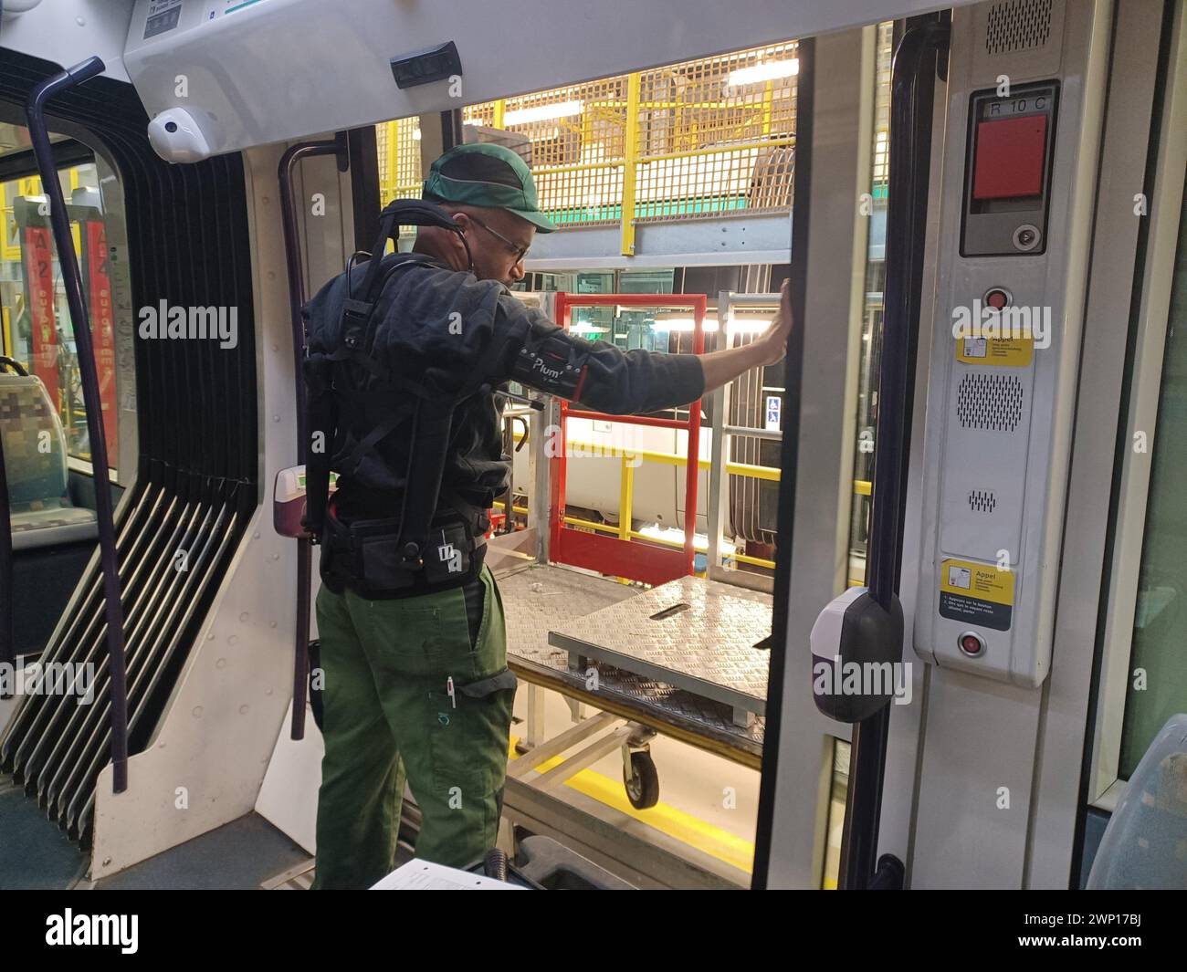 Tramway t8 ratp maintenance exosquelettes hi-res stock photography and ...