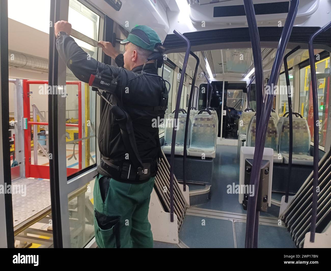 Tramway t8 ratp maintenance exosquelettes hi-res stock photography and ...