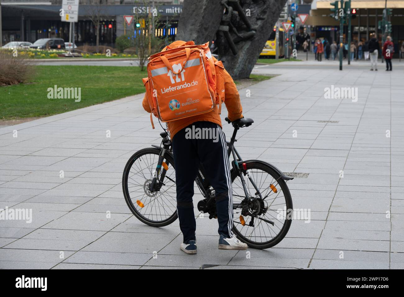 Ein Fahrer, Radfahrer vom Lieferdienst Lieferando steigt auf sein ...