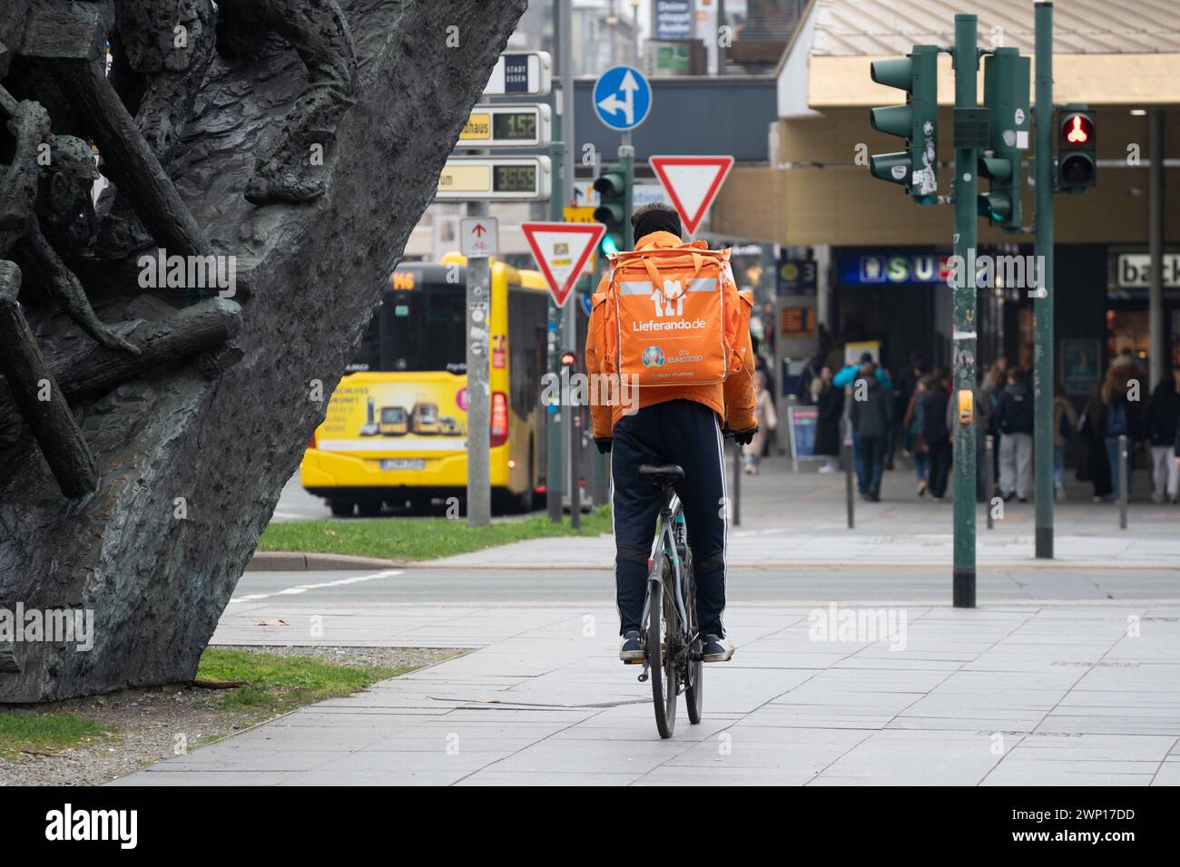 Ein Fahrer, Radfahrer vom Lieferdienst Lieferando faehrt mit seinem ...