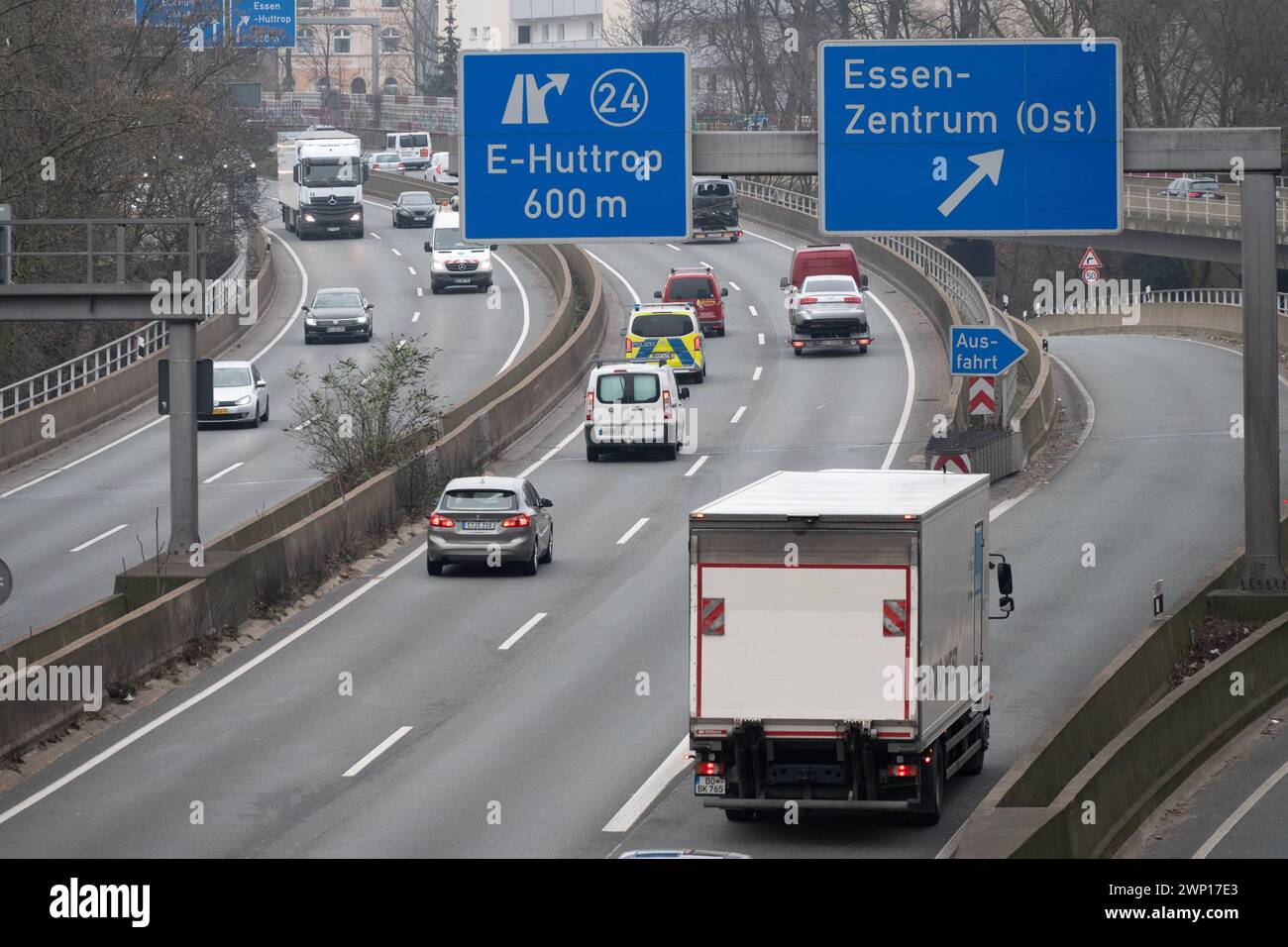 Auto und lkw fahren hi-res stock photography and images - Alamy