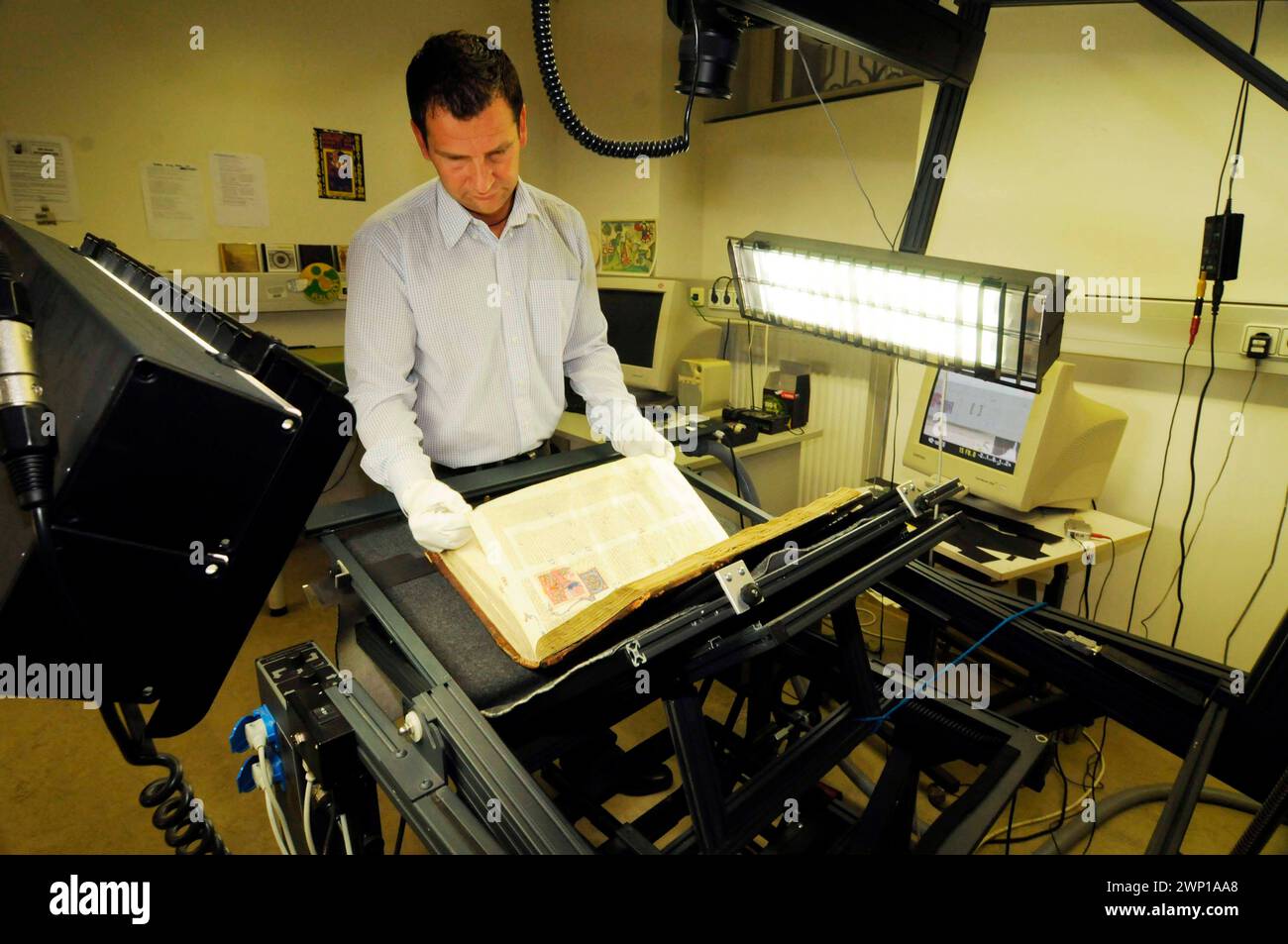 digitalisation of books, the scanning of books with a book scanner ...