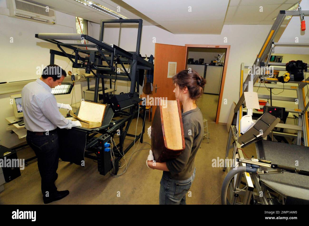 digitalisation of books, the scanning of books with a book scanner ...