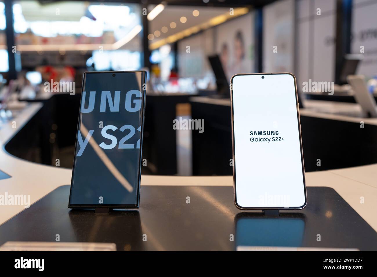 Samsung galaxy s22 mobile hi-res stock photography and images - Alamy
