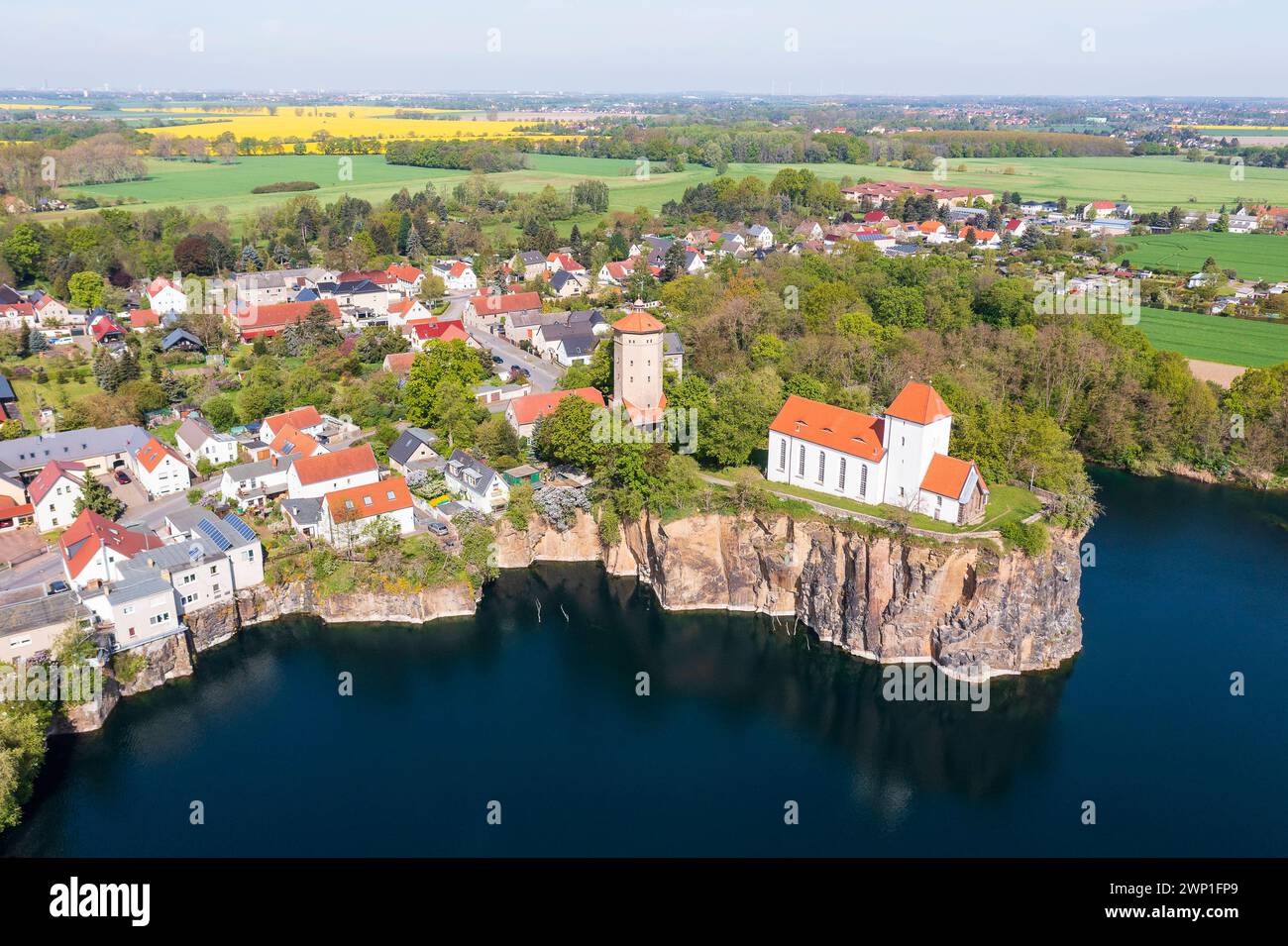 Luftbild von Bergkirche und Wasserturm auf dem Kirchberg, umgeben vom ...