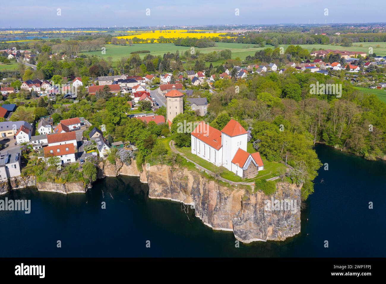 Luftbild von Bergkirche und Wasserturm auf dem Kirchberg, umgeben vom ...
