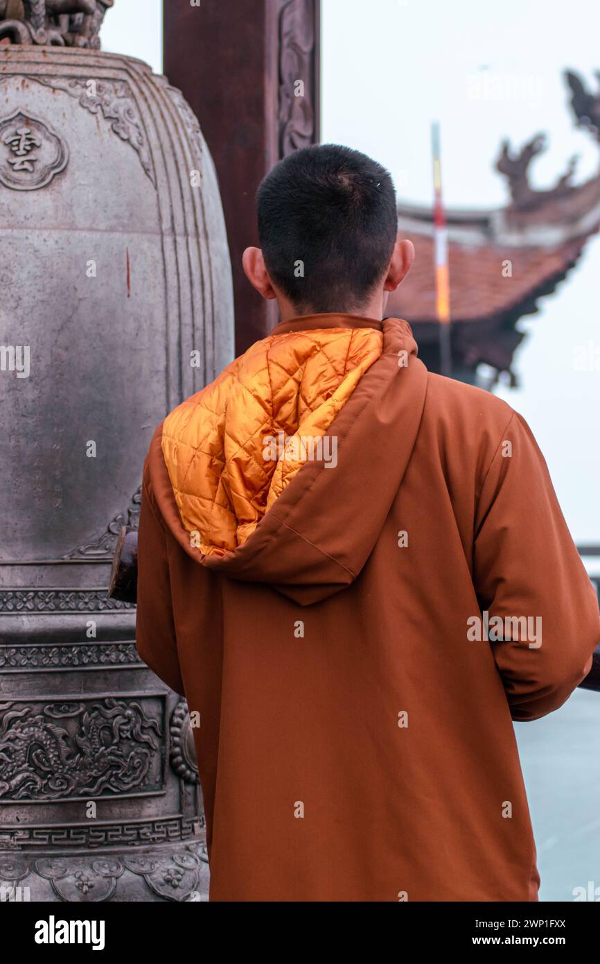 Person ringing a gong in Phang Xi Pang Stock Photo - Alamy