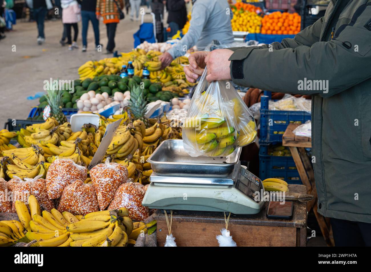 Fruits on weighing scale hi-res stock photography and images - Alamy