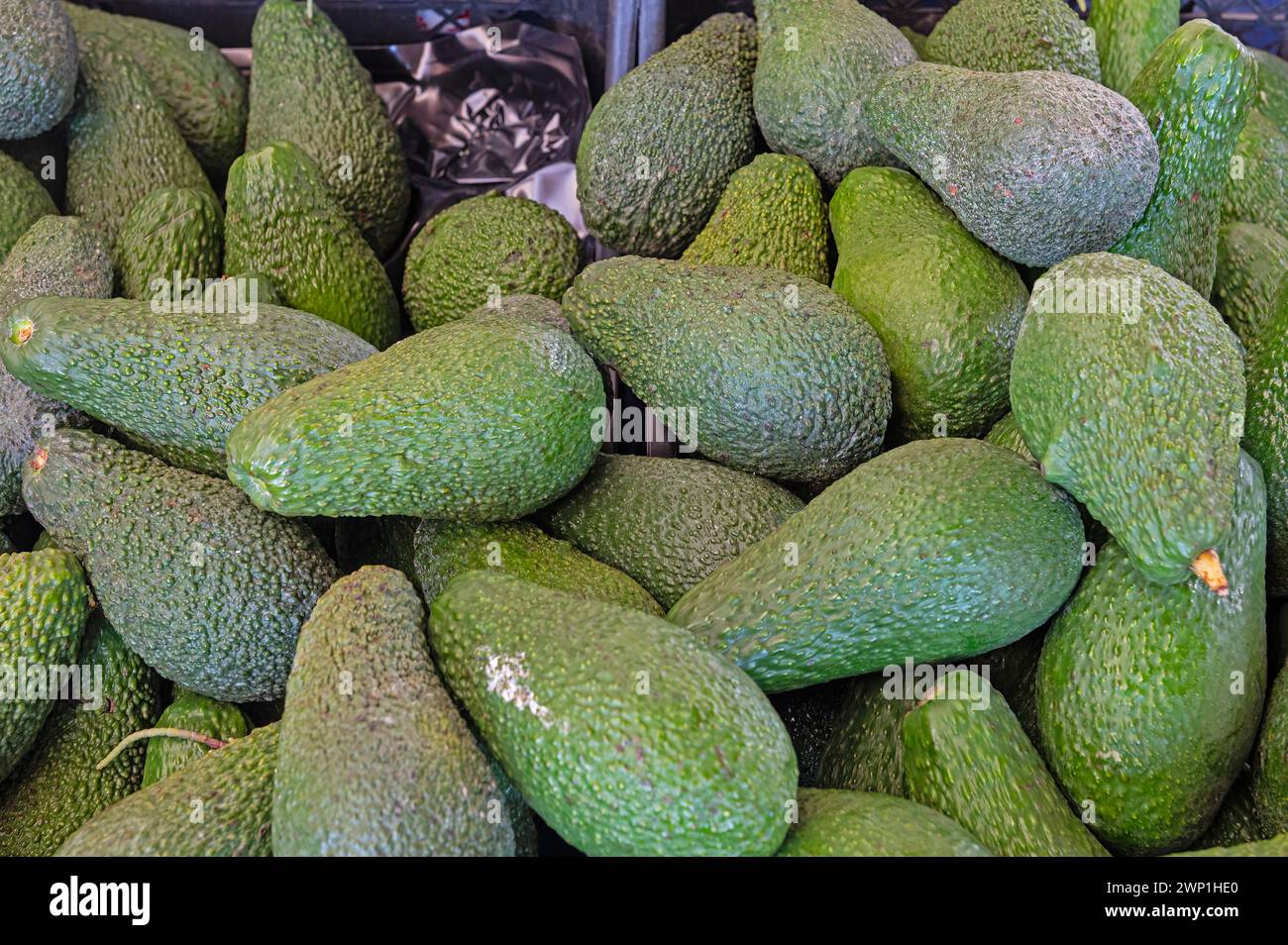 Avocados on market stall hi-res stock photography and images - Alamy