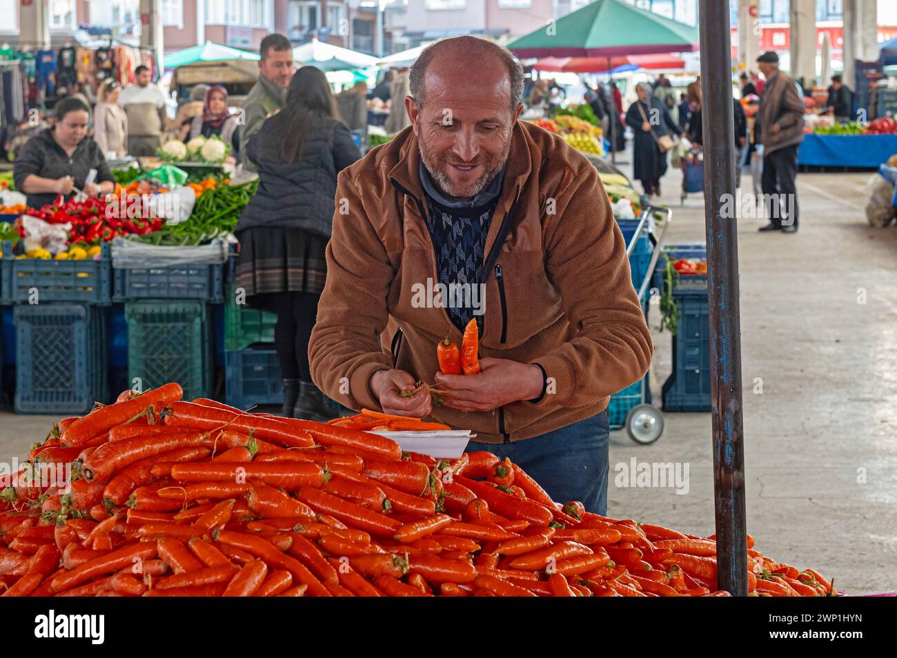 Stand selling vegetable carrots hi-res stock photography and images - Alamy