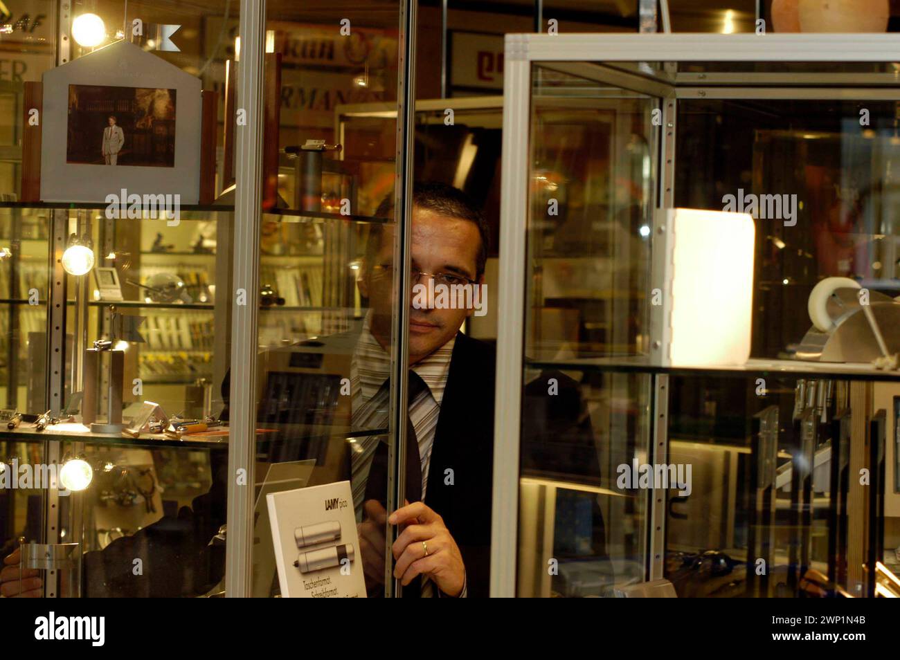 Kaufhausdetektiv hi-res stock photography and images - Alamy