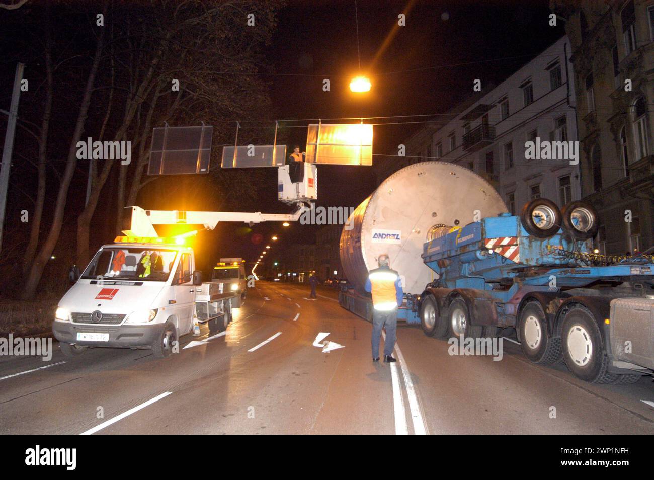 heavy load transport on the road, transportation of heavy goods heavy ...