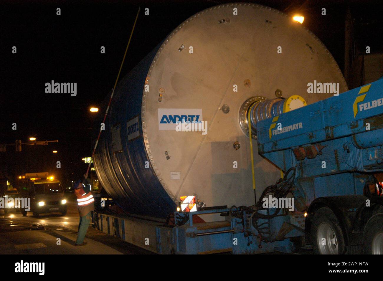 heavy load transport on the road, transportation of heavy goods heavy ...