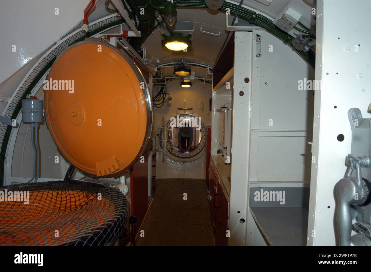 underwater station and pressure chamber for the transportation under ...
