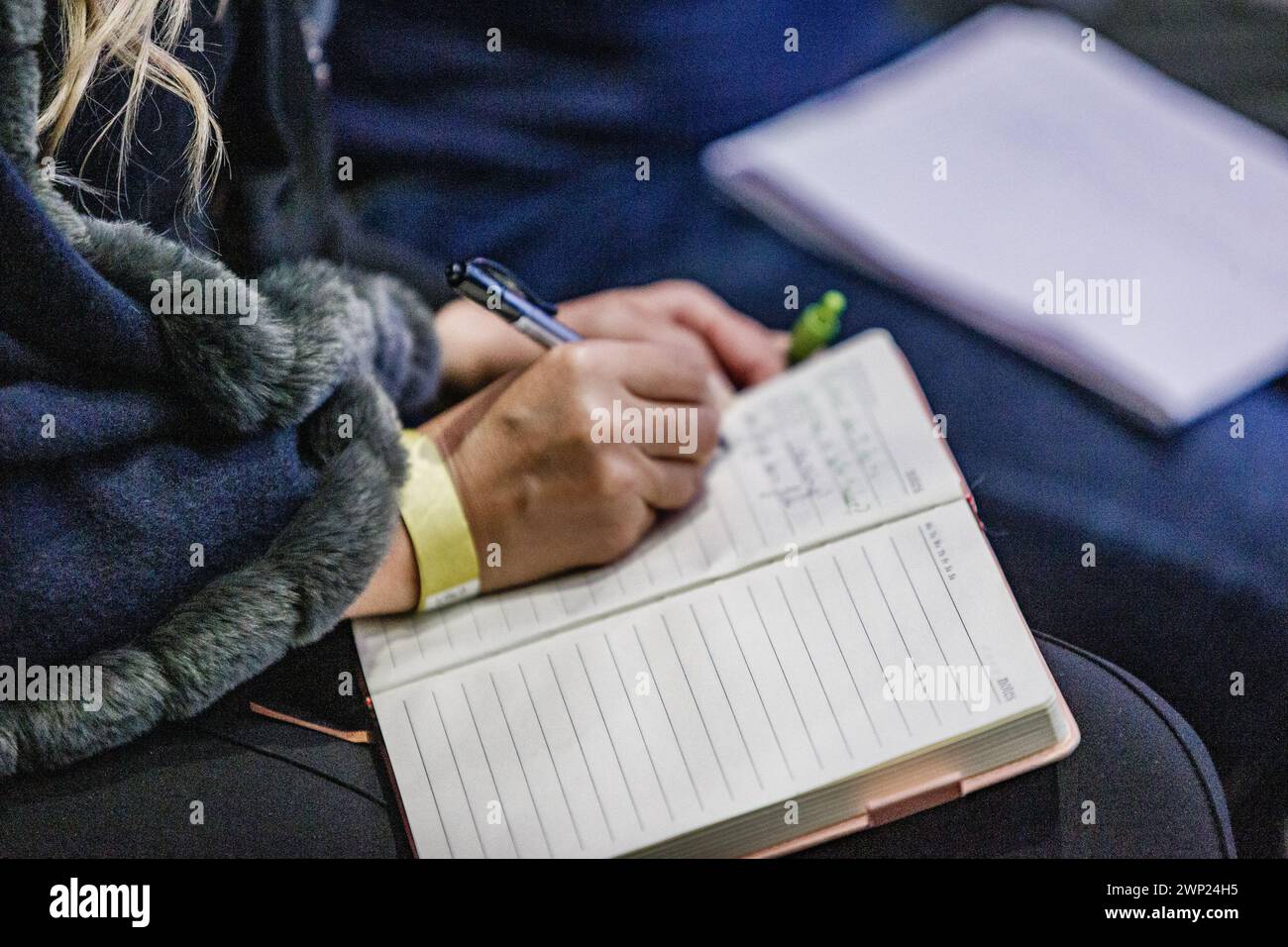 Woman note memo presentation hi-res stock photography and images - Alamy