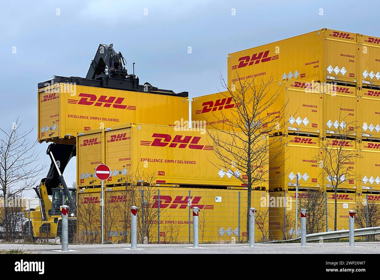 Deutsche Post DHL. Ein Umsetzfahrzeug beim Umsetzen einer ...