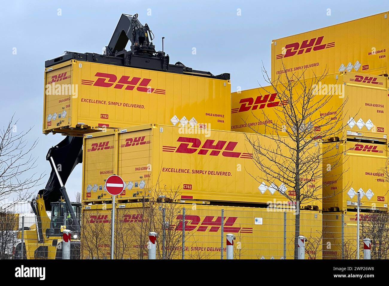 Deutsche Post DHL. Ein Umsetzfahrzeug beim Umsetzen einer ...