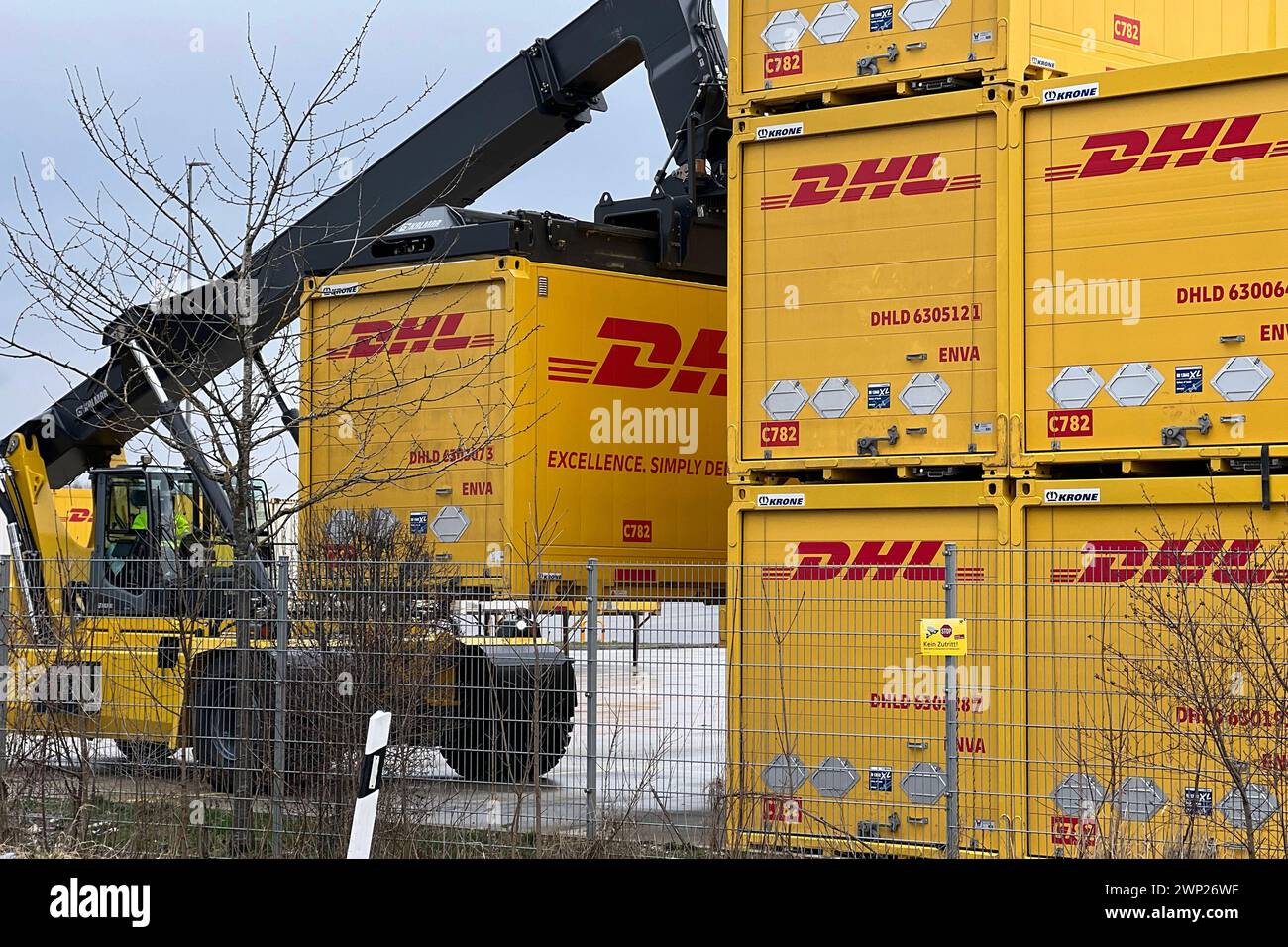 Deutsche Post DHL. Ein Umsetzfahrzeug beim Umsetzen einer ...