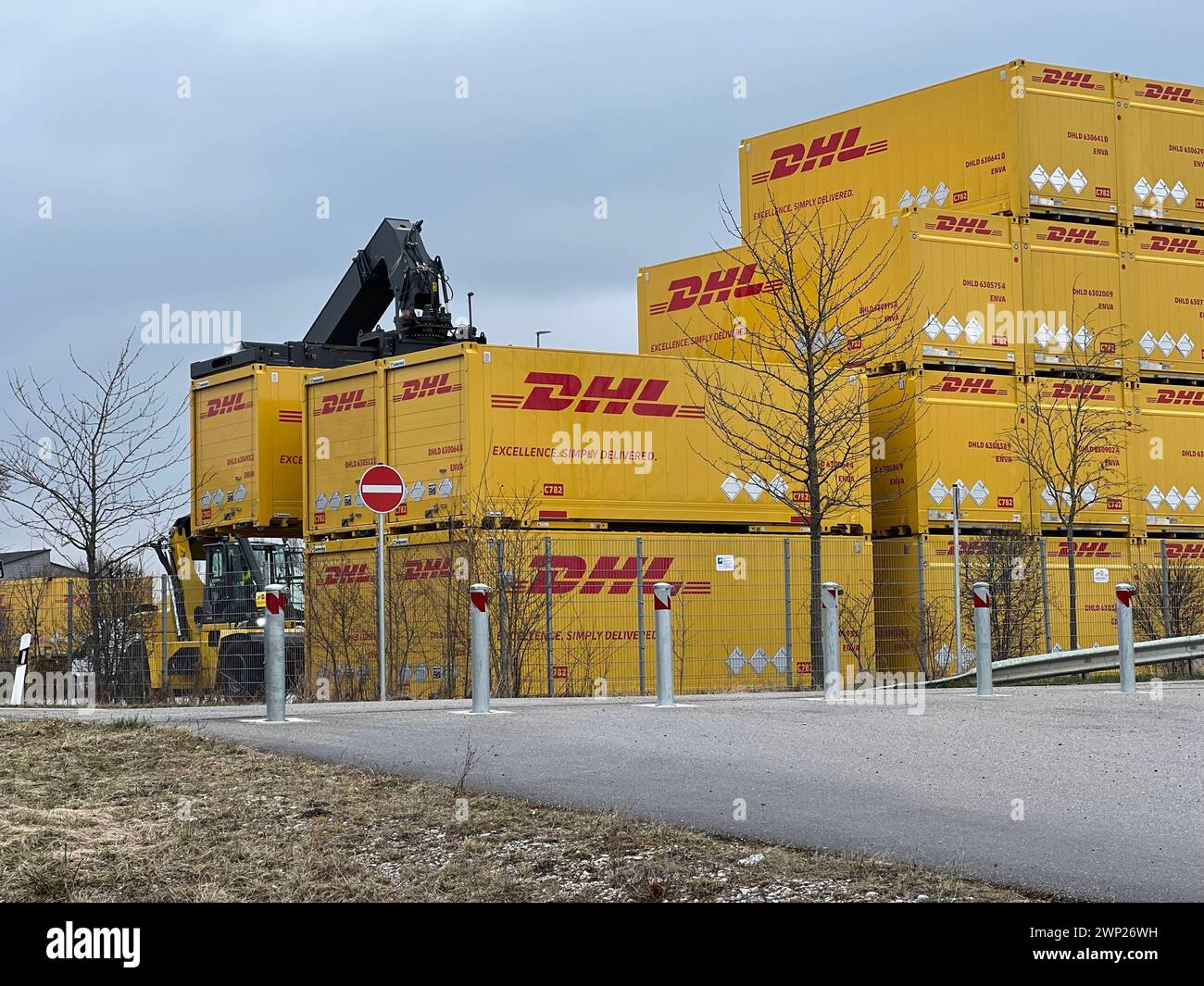 Deutsche Post DHL. Ein Umsetzfahrzeug beim Umsetzen einer ...