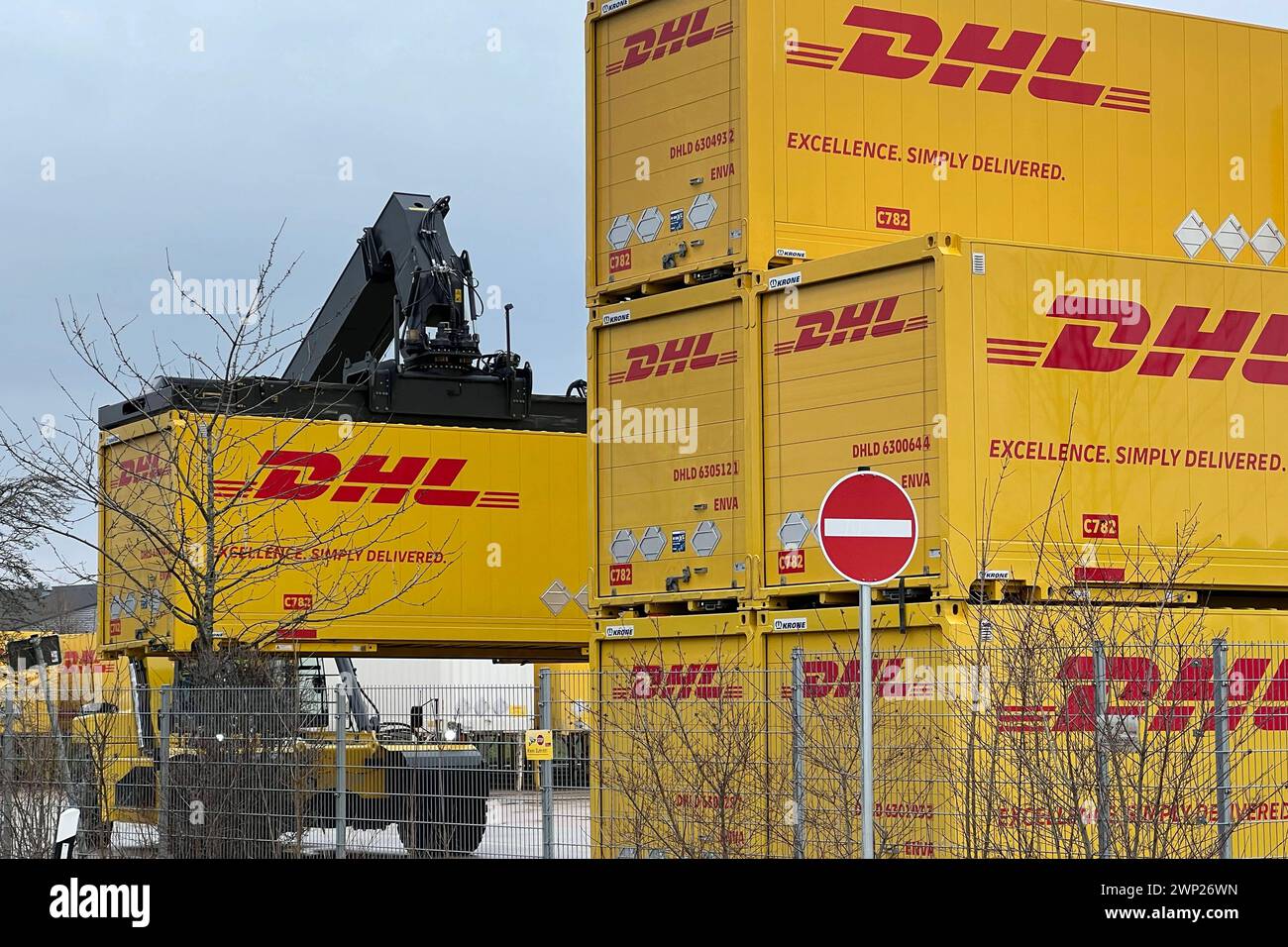 Deutsche Post DHL. Ein Umsetzfahrzeug beim Umsetzen einer ...