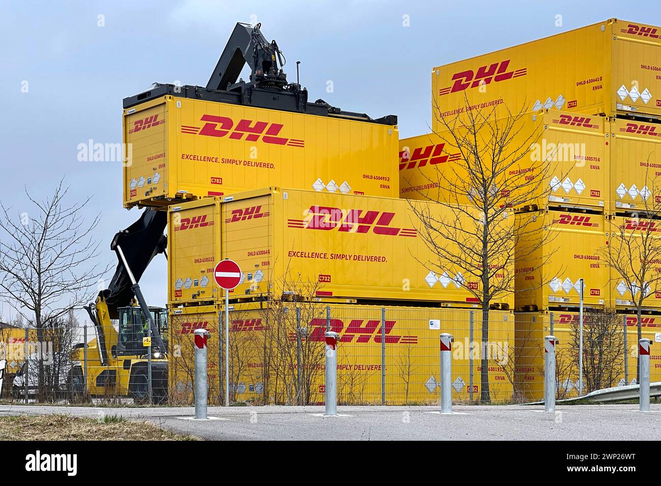 Deutsche Post DHL. Ein Umsetzfahrzeug beim Umsetzen einer ...